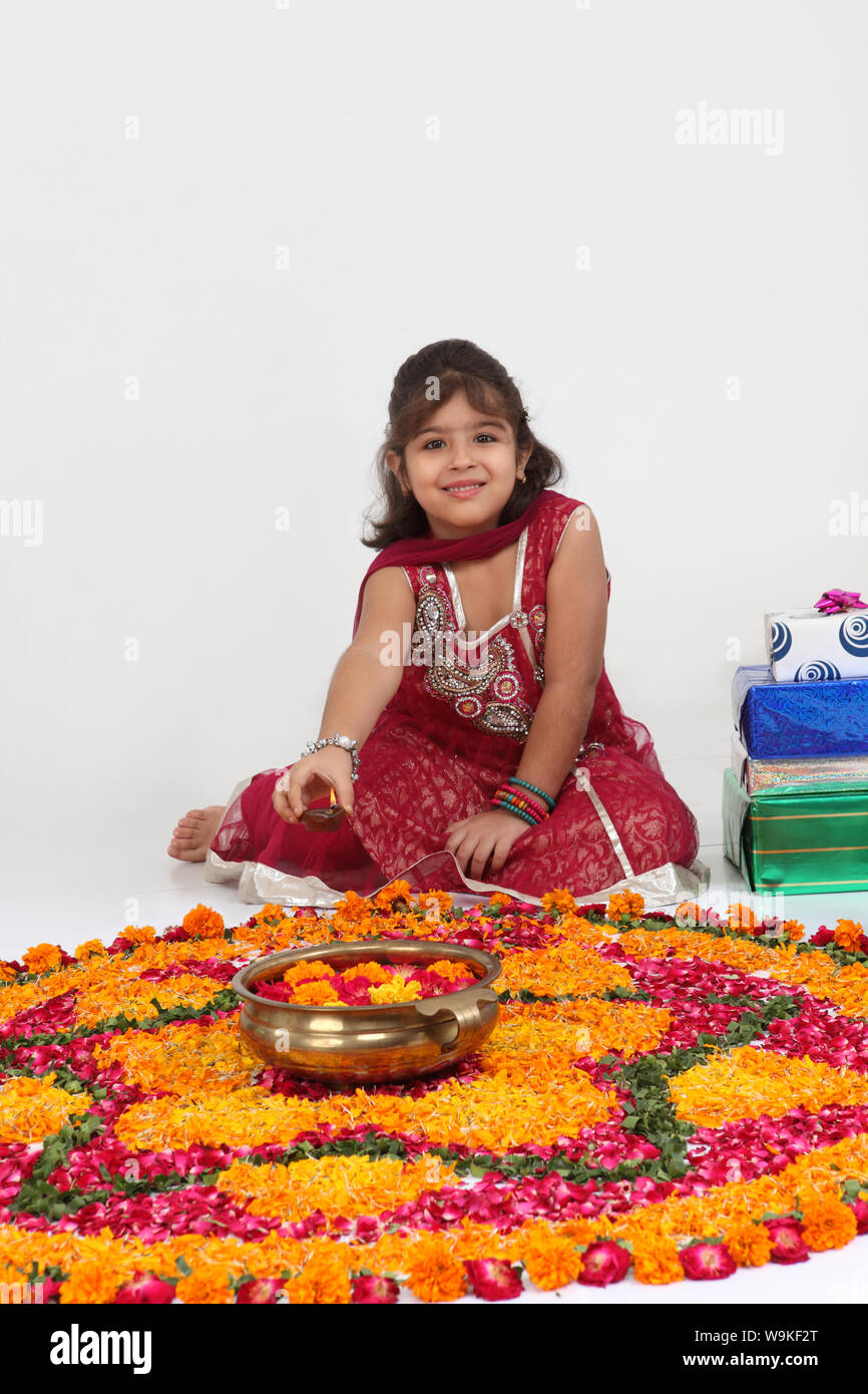 Rangoli at home hi-res stock photography and images - Alamy