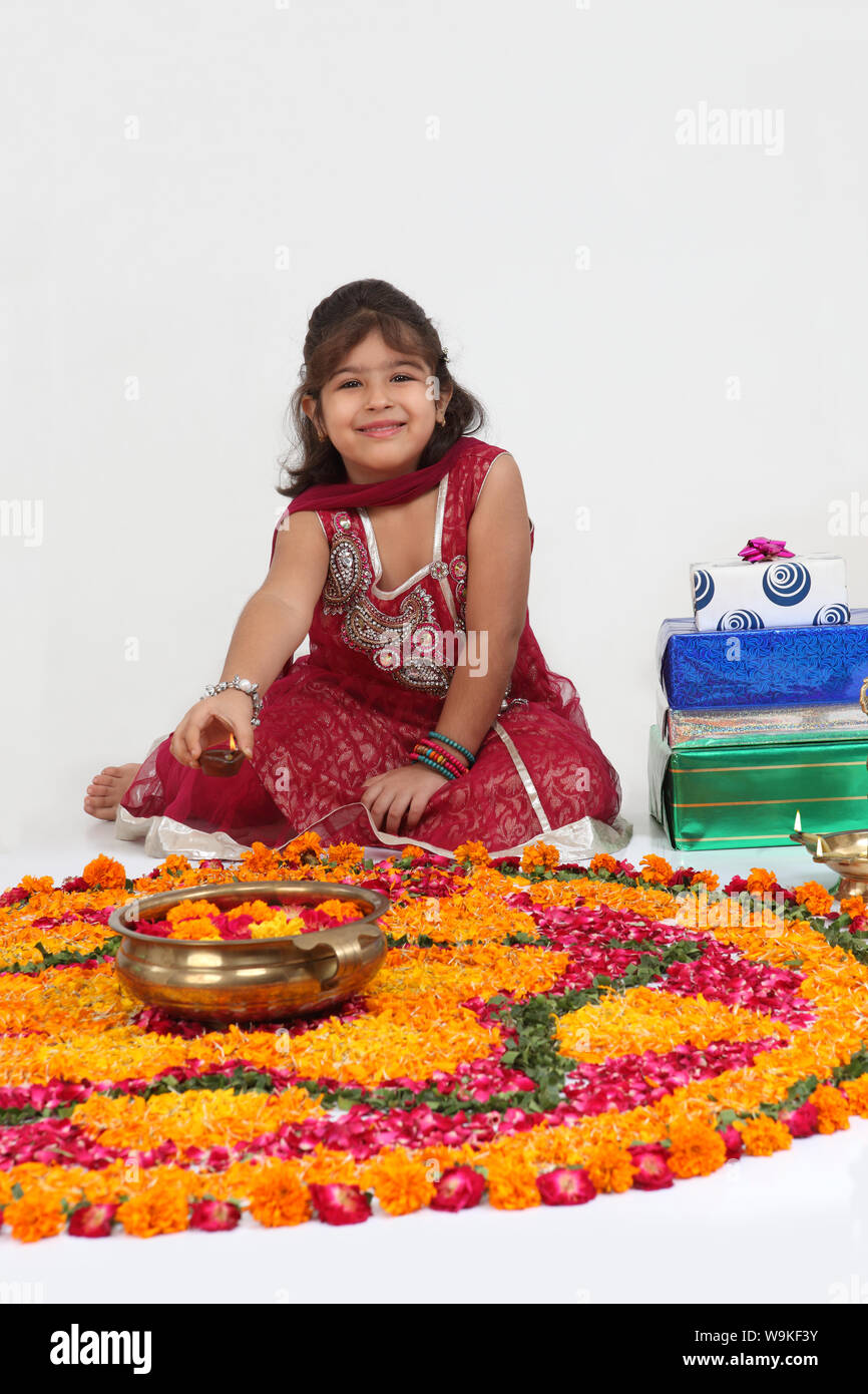 Indian girl and rangoli hi-res stock photography and images - Alamy