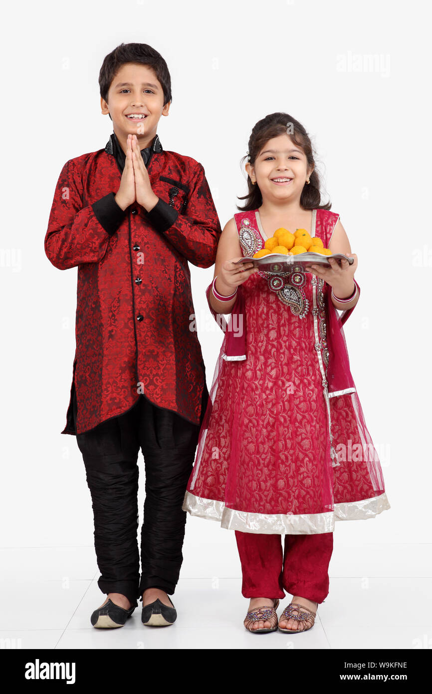 Two children celebrating Diwali Stock Photo - Alamy