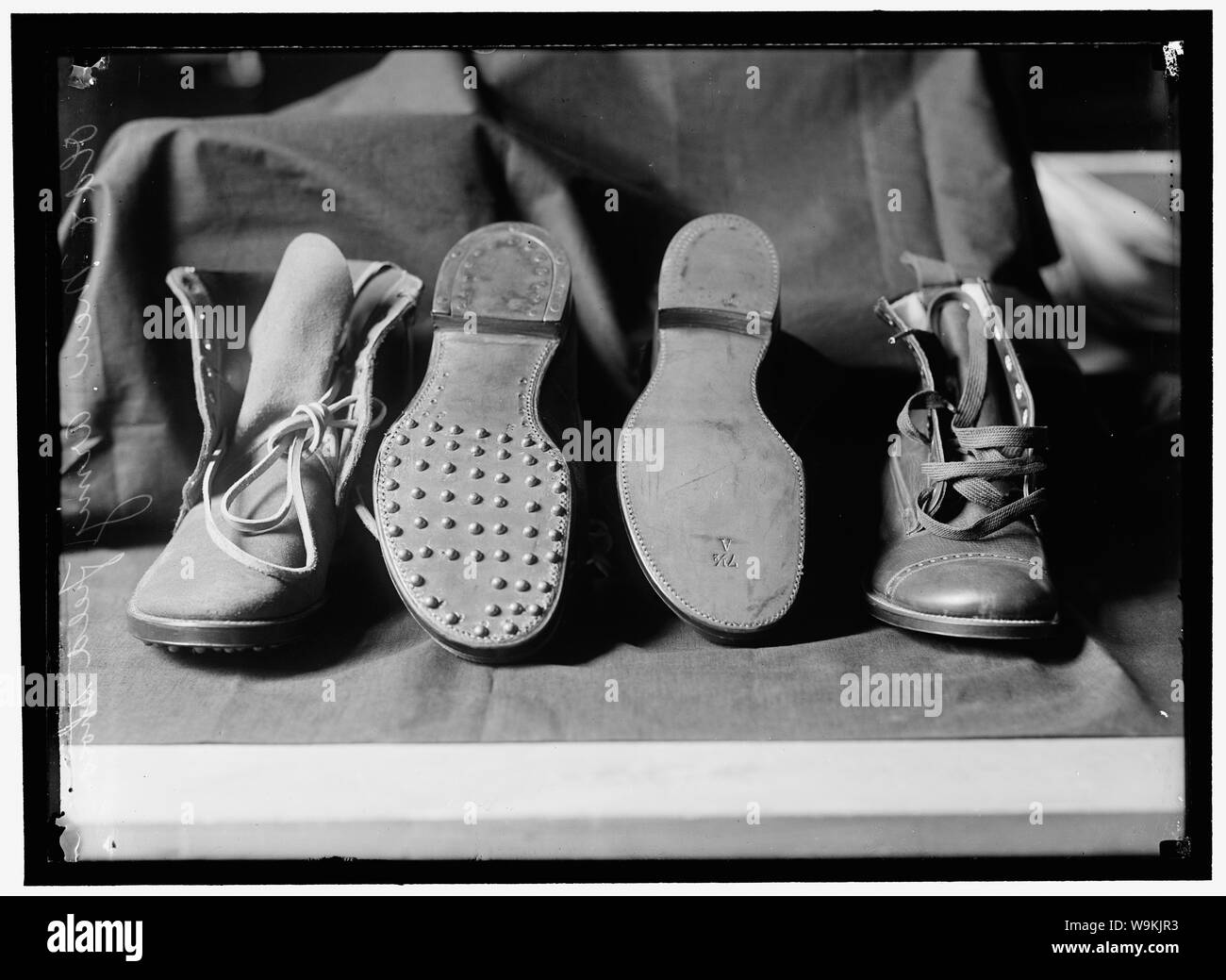 ARMY, U.S. OLD AND NEW ARMY FIELD SERVICE SHOES Stock Photo - Alamy