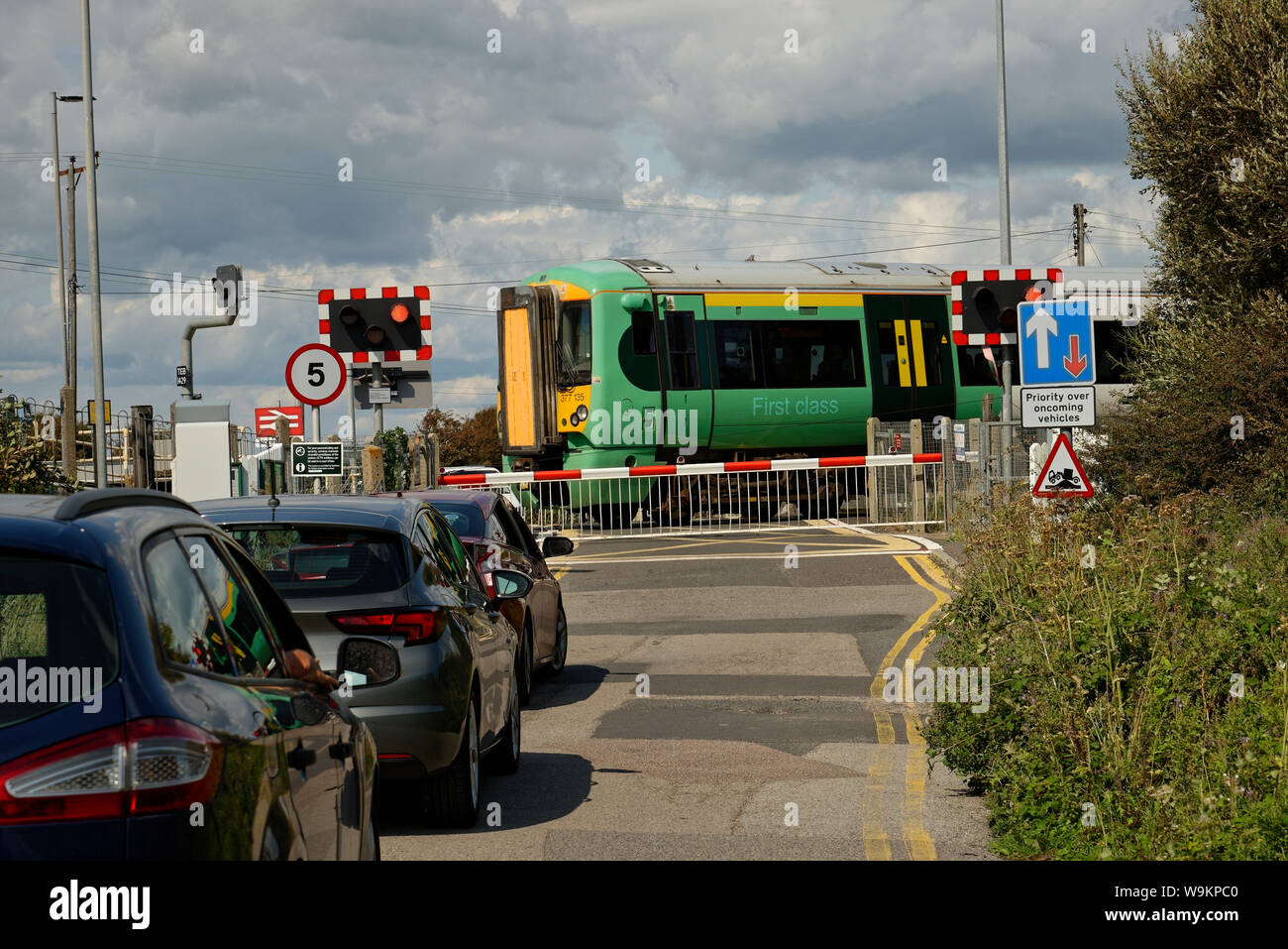Cars railway crossing hi-res stock photography and images - Alamy