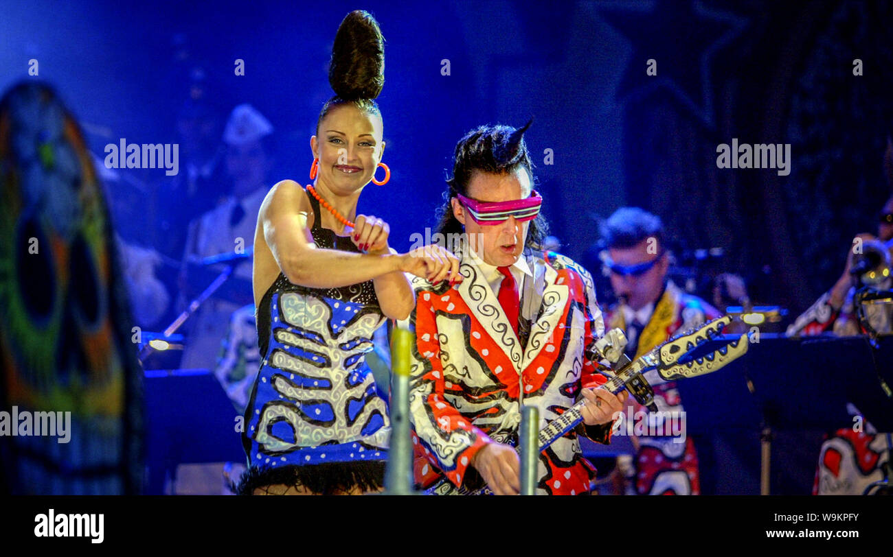 Stage performers on stage hi-res stock photography and images - Alamy