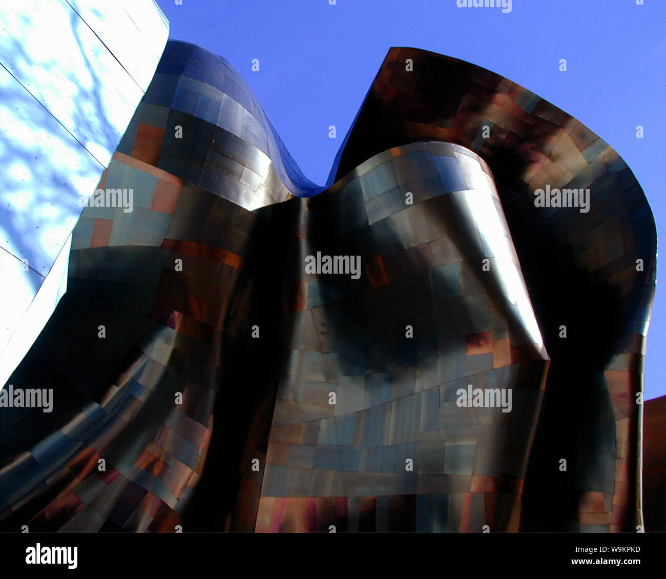 Twisted metal sculpture hi-res stock photography and images - Alamy