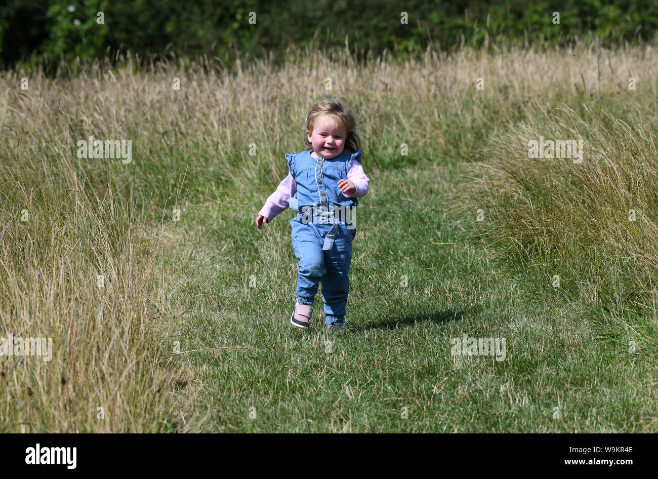 Running toddler and girl hi-res stock photography and images - Alamy