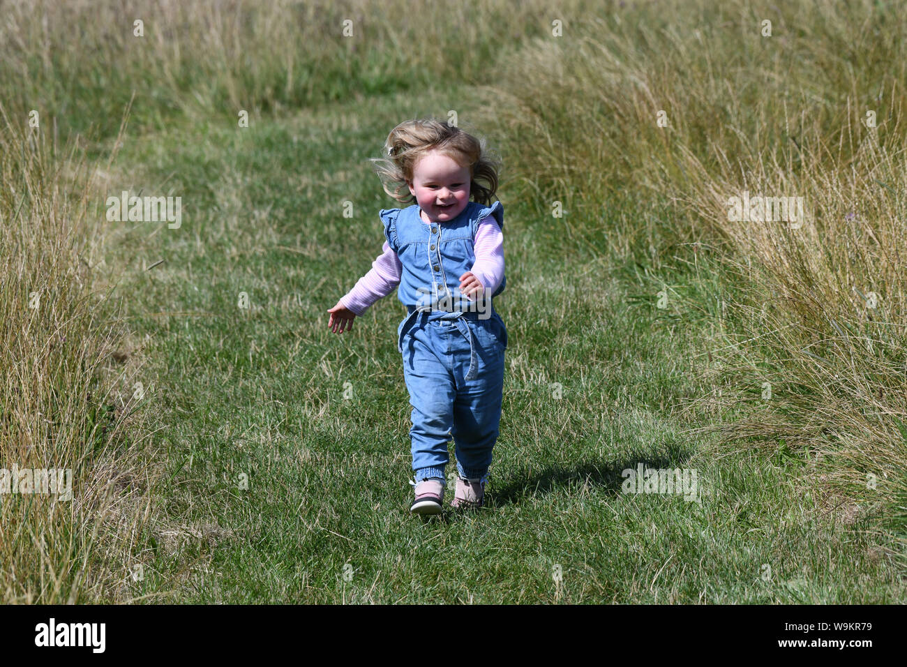Children running grass hi-res stock photography and images - Alamy