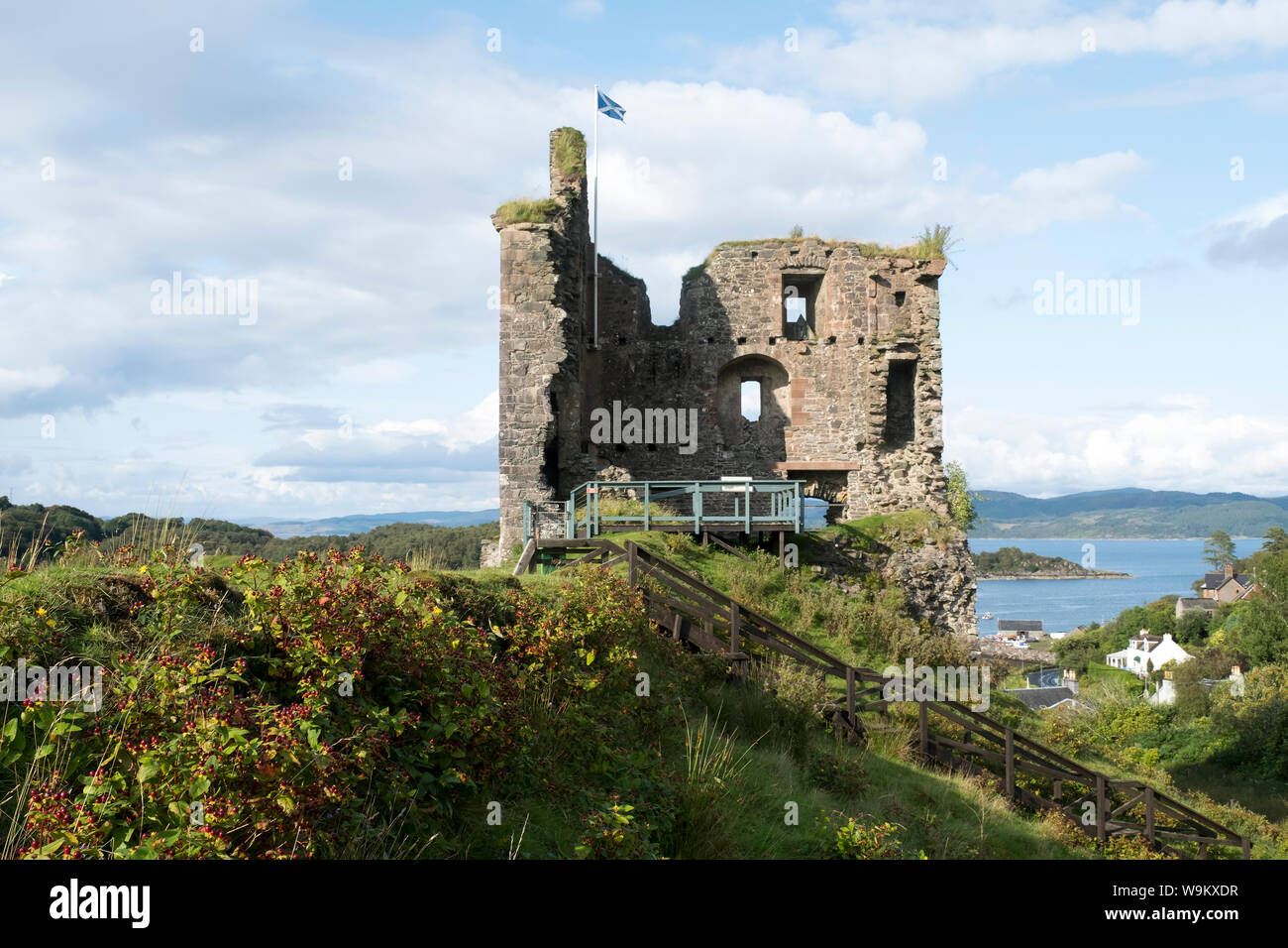 Scottish ruined castle hi-res stock photography and images - Alamy