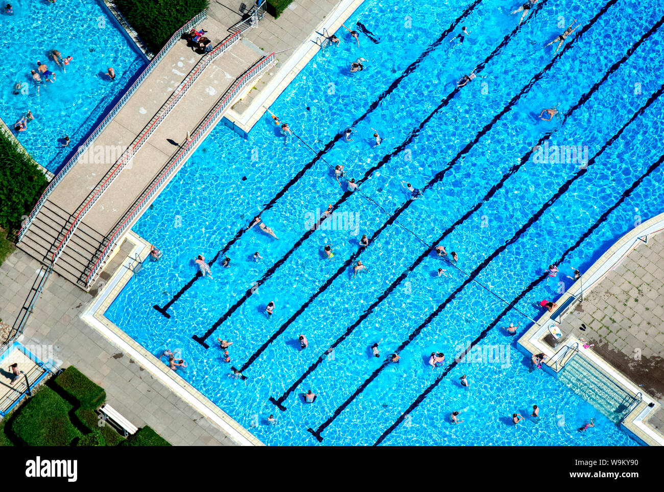 Nordstemmen, Germany. 25th June, 2019. Swimmers splash around in an ...