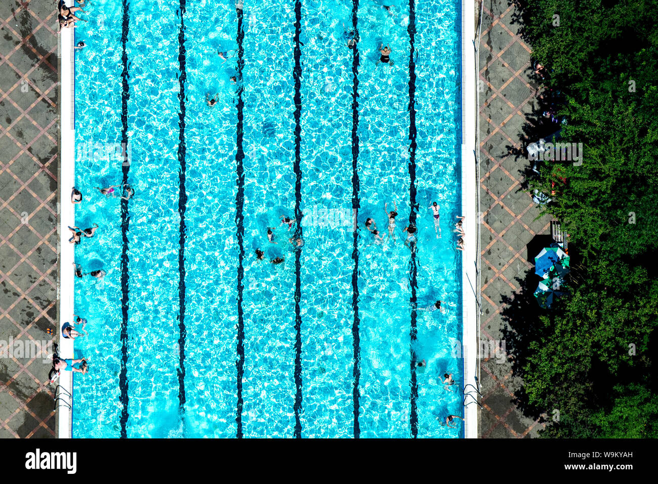 Hemmingen, Germany. 25th June, 2019. Swimmers splash in summer ...