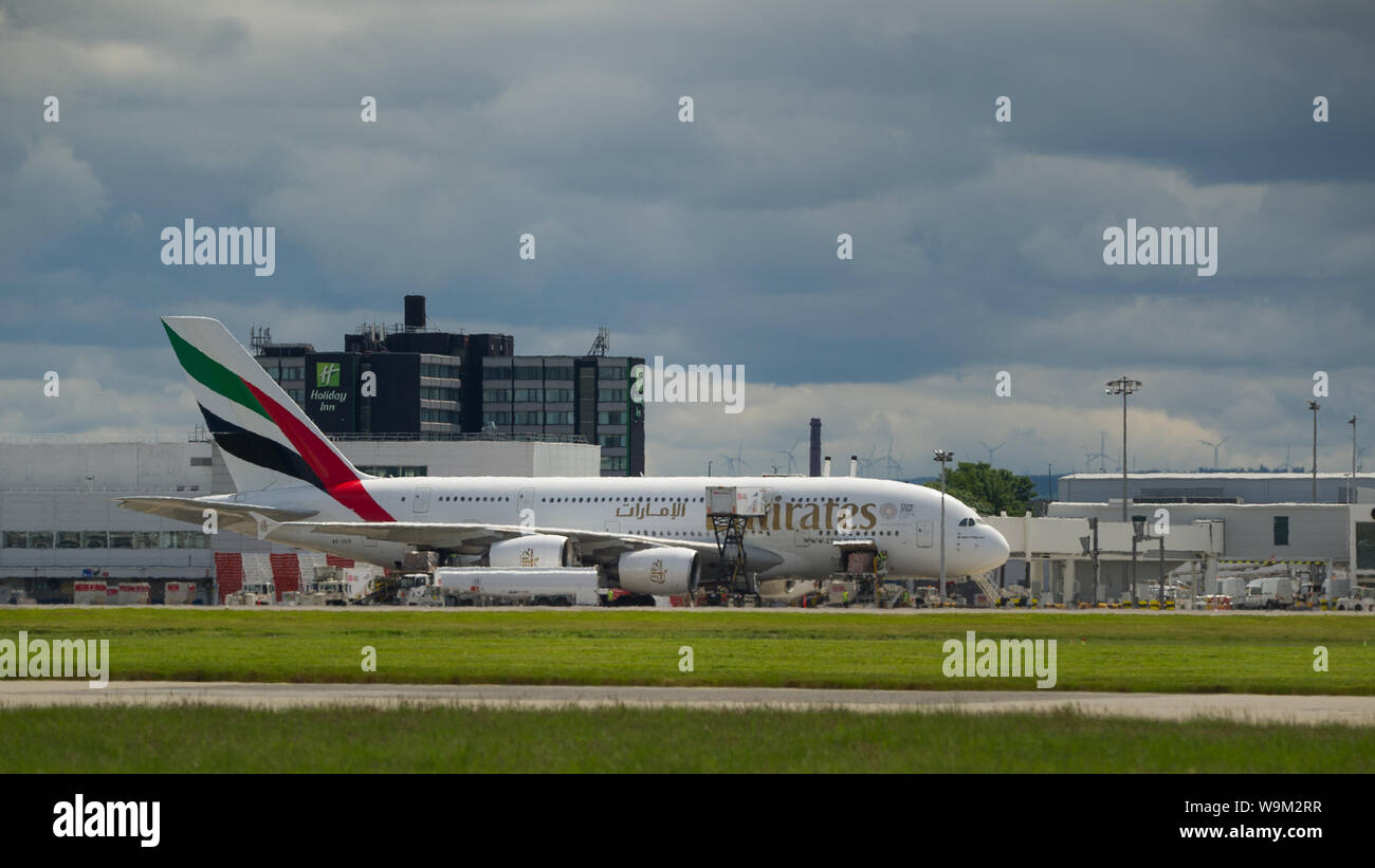 Side view emirates airbus a380 hi-res stock photography and images - Alamy
