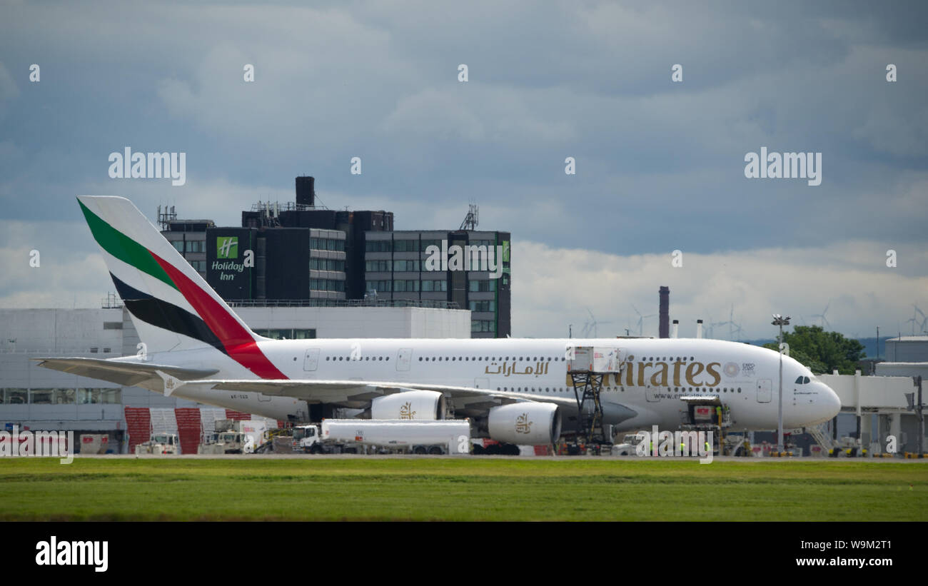 Side view emirates airbus a380 hi-res stock photography and images - Alamy