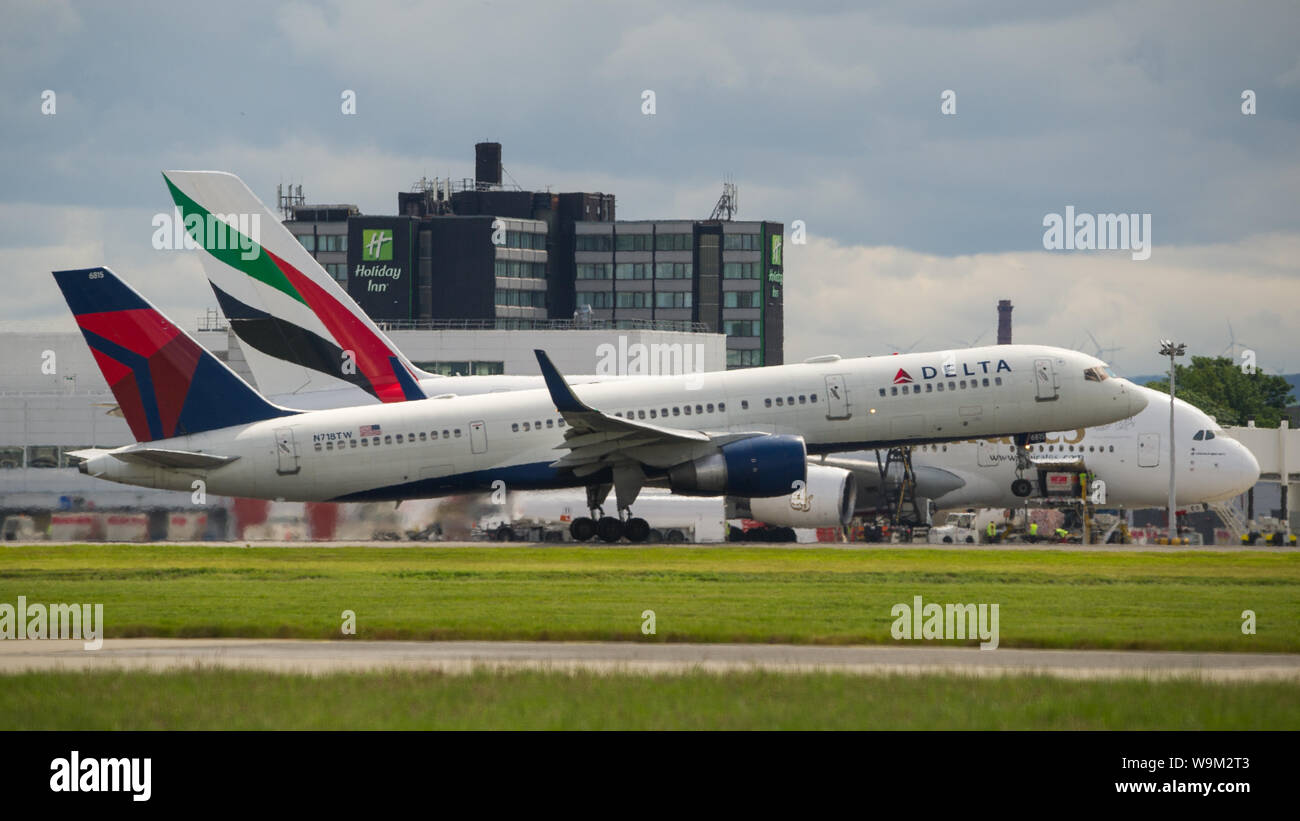 Side view emirates airbus a380 hi-res stock photography and images - Alamy