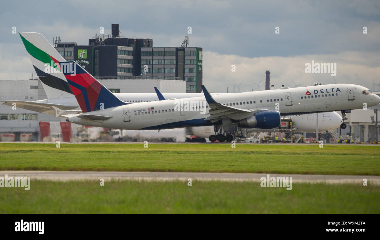 Side view emirates airbus a380 hi-res stock photography and images - Alamy