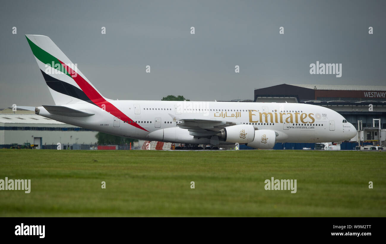 Side view emirates airbus a380 hi-res stock photography and images - Alamy
