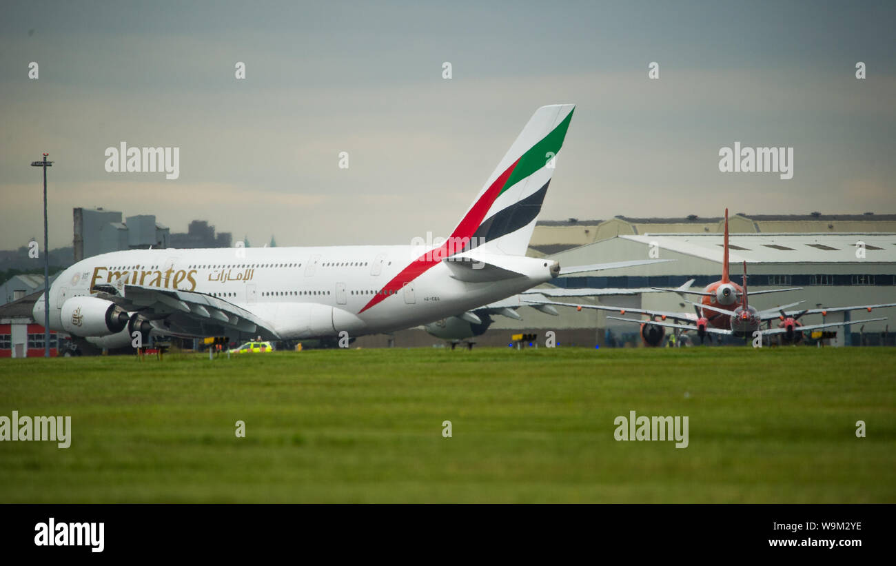 Side view emirates airbus a380 hi-res stock photography and images - Alamy