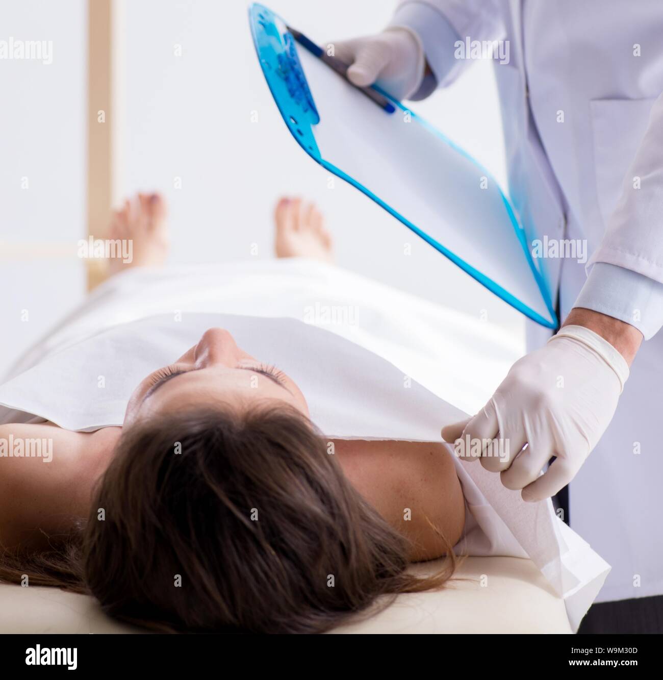The police coroner examining dead body corpse in morgue Stock Photo - Alamy