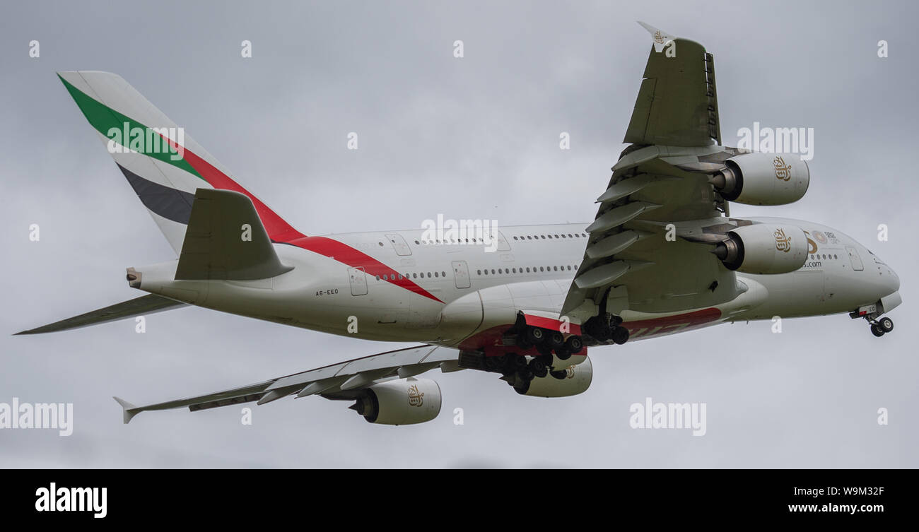 Side view emirates airbus a380 hi-res stock photography and images - Alamy