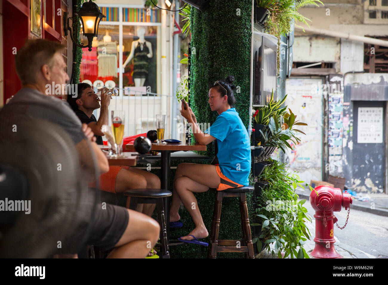 People chilling out at a cafe in Hong Kong Stock Photo - Alamy