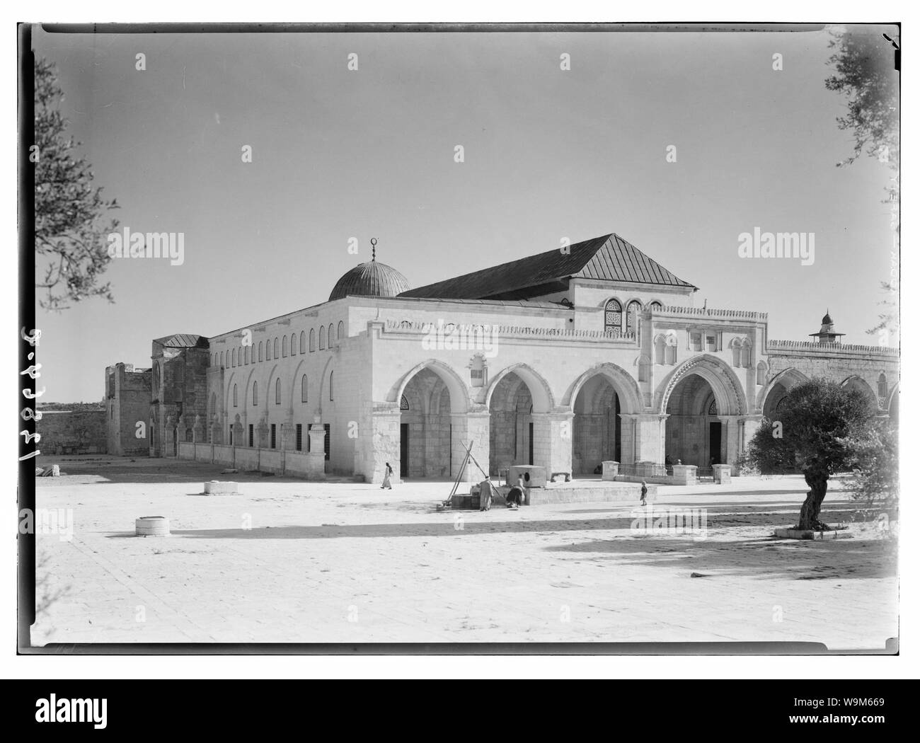 Arab architect at mosque el Aksa [i.e., al-Aqsa], Abdel Fatah Hilmi Bey ...