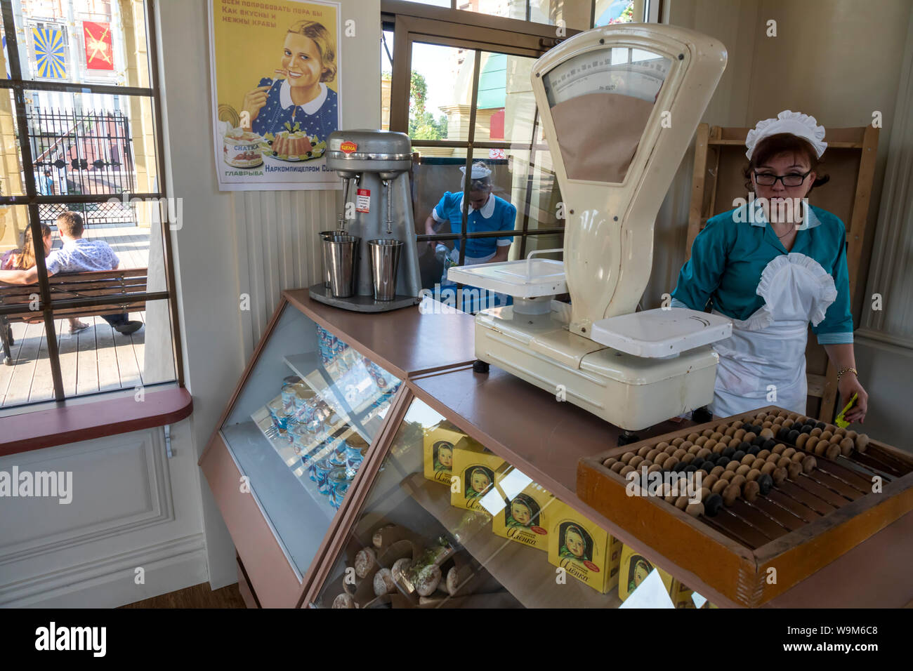 Grocery shopping 1960s hi-res stock photography and images - Alamy