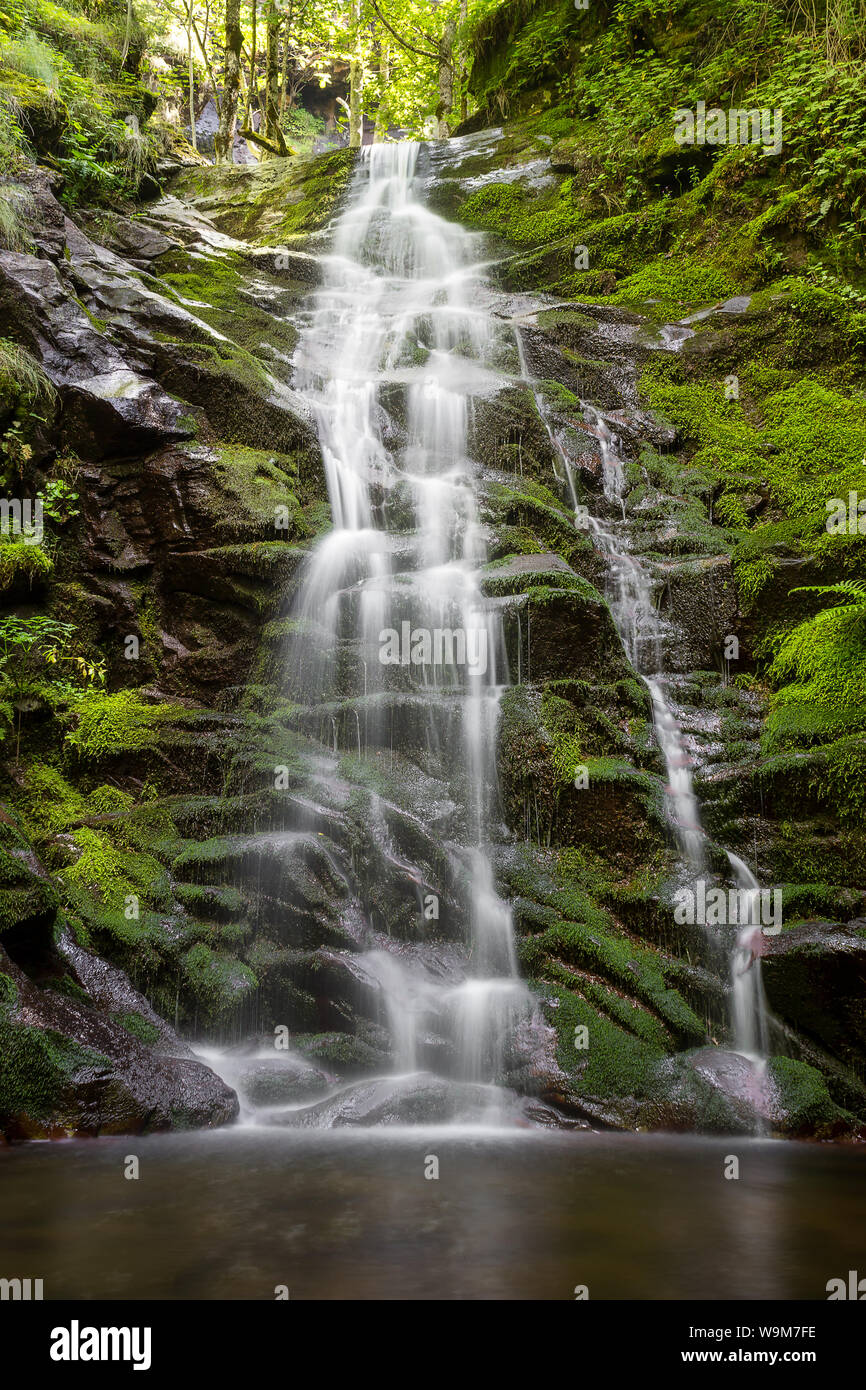 Waterfall hitting rocks hi-res stock photography and images - Alamy