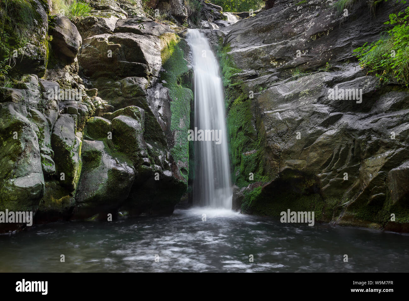Water dripping down rocks hi-res stock photography and images - Alamy