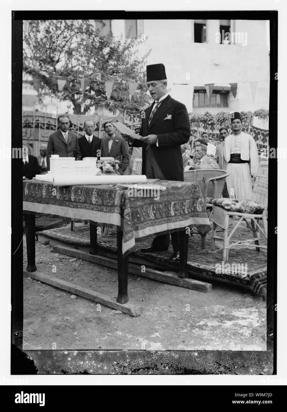 Building speaking Black and White Stock Photos & Images - Alamy