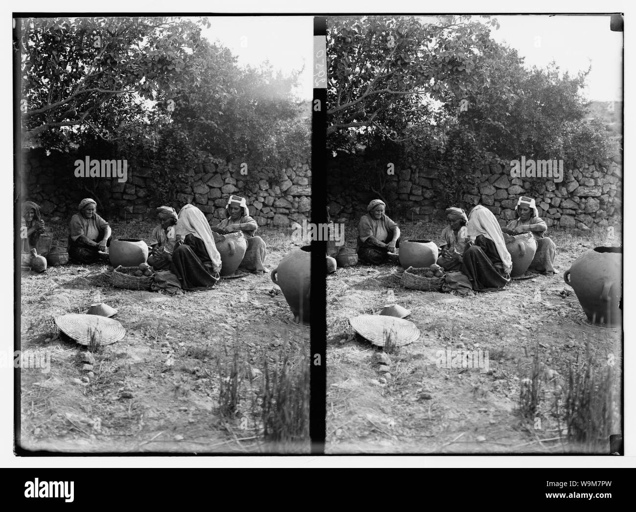 Pottery women Black and White Stock Photos & Images - Alamy