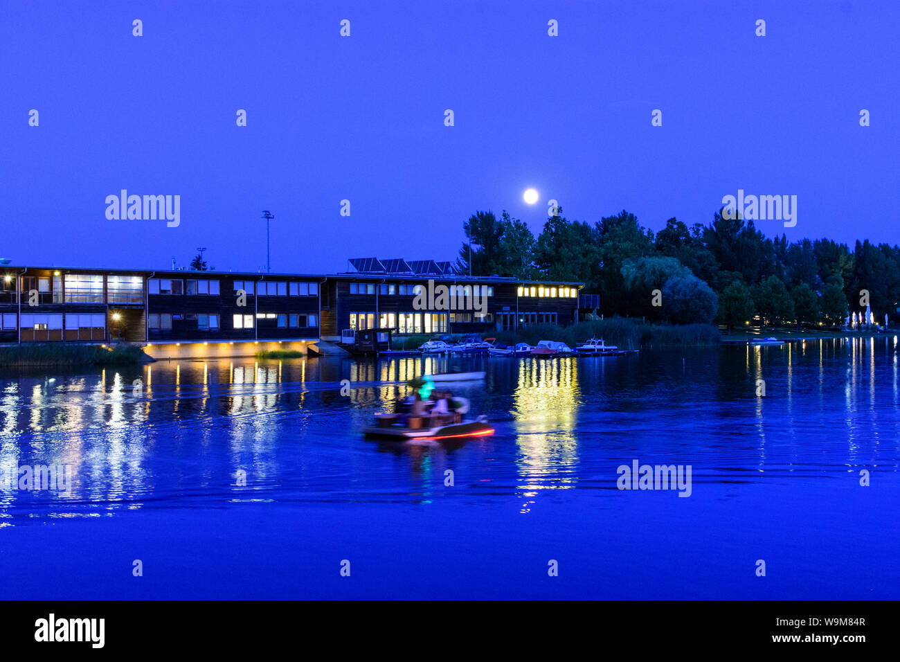 Wien, Vienna: oxbow lake Alte Donau (Old Danube), boat, sports facility ...