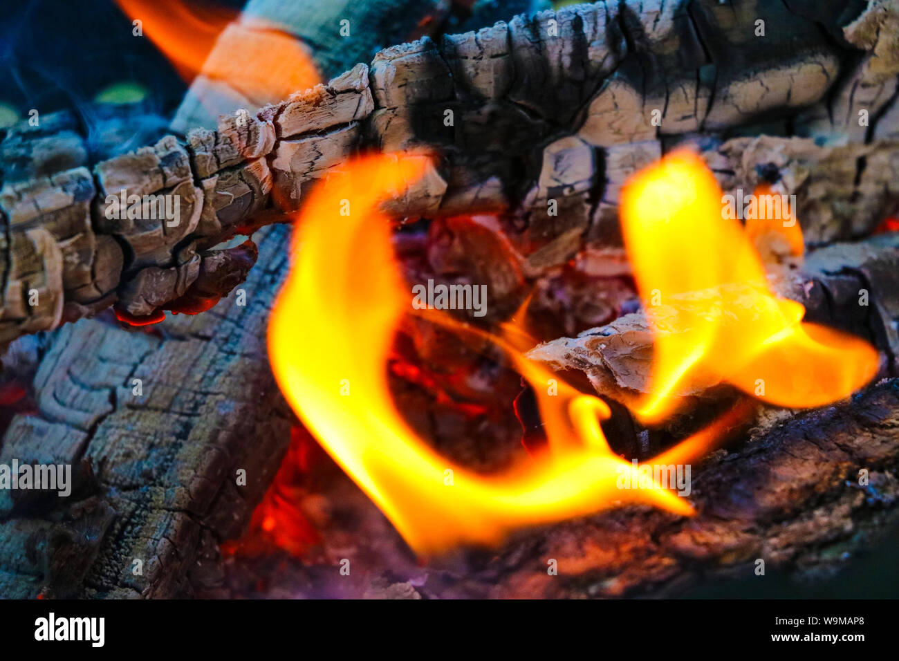 Smoldering Campfire Stock Photos & Smoldering Campfire Stock Images - Alamy