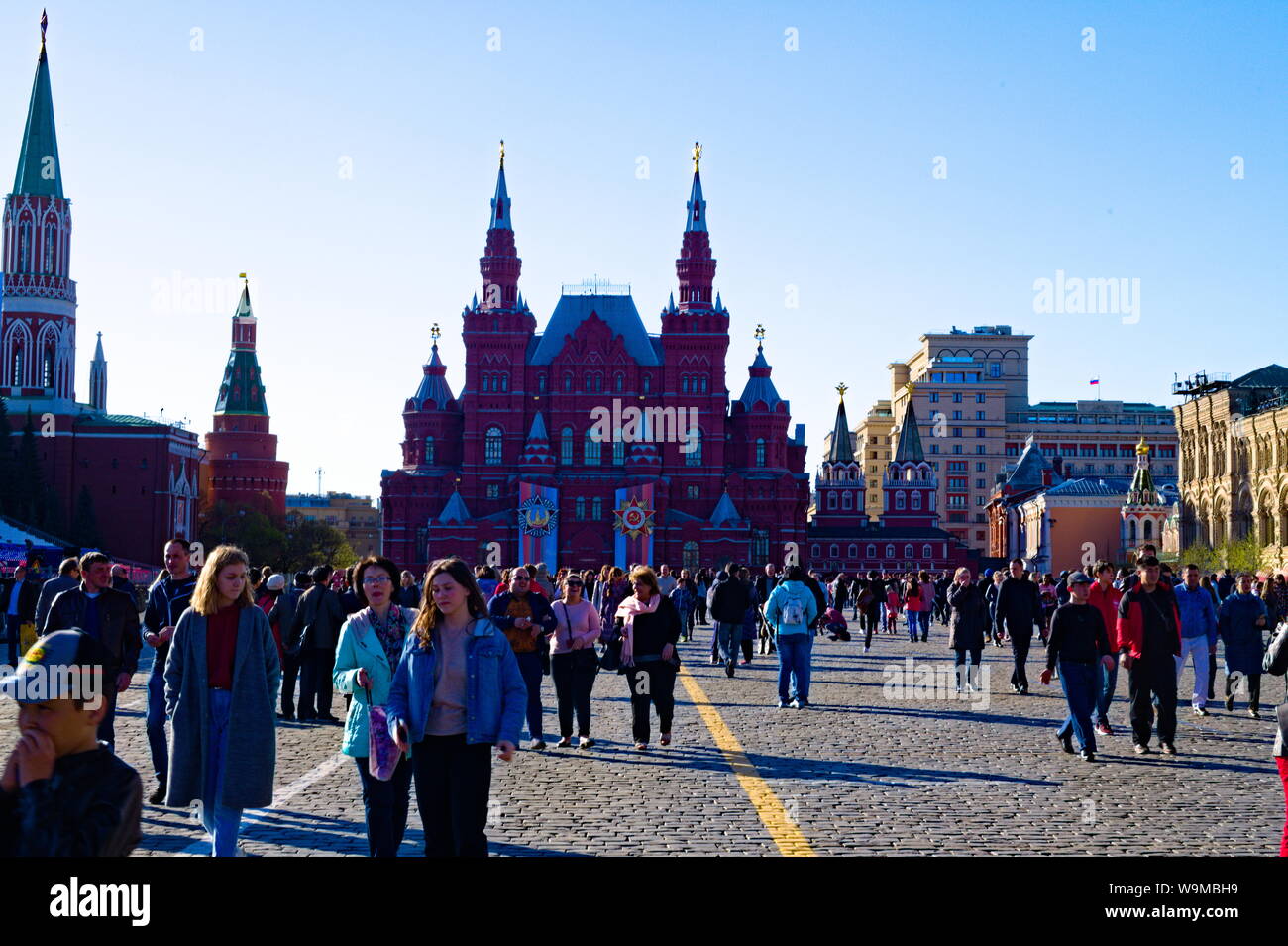 Tourists in museum square hi-res stock photography and images - Alamy