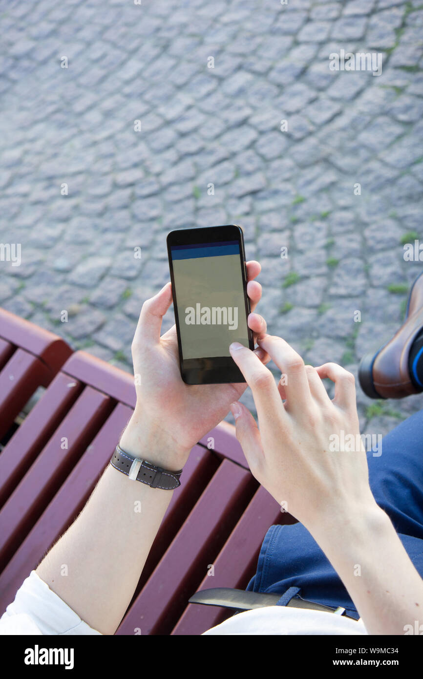 Man using smart phone bench hi-res stock photography and images - Alamy