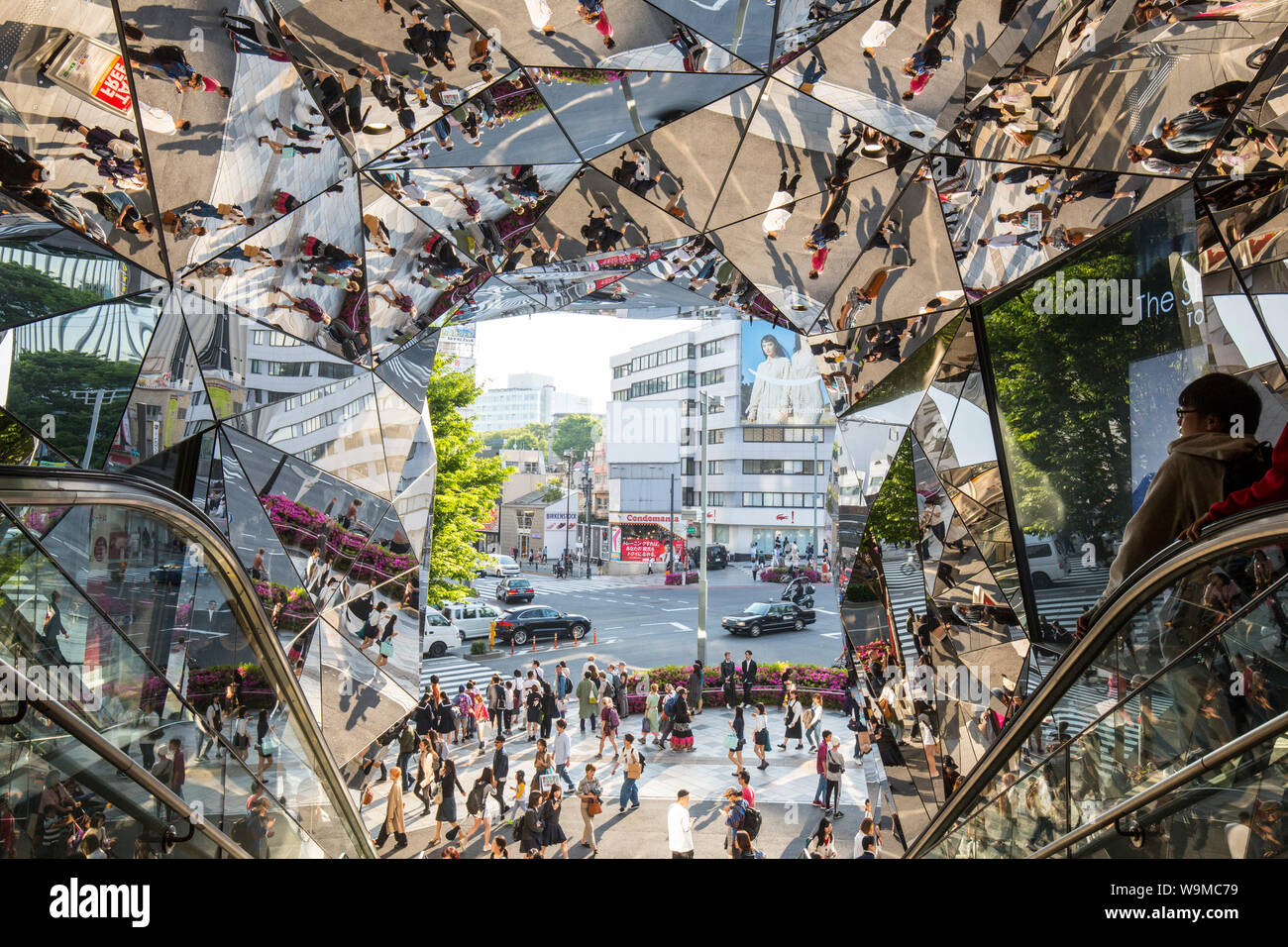 Tokyo plaza mirrors hi-res stock photography and images - Alamy
