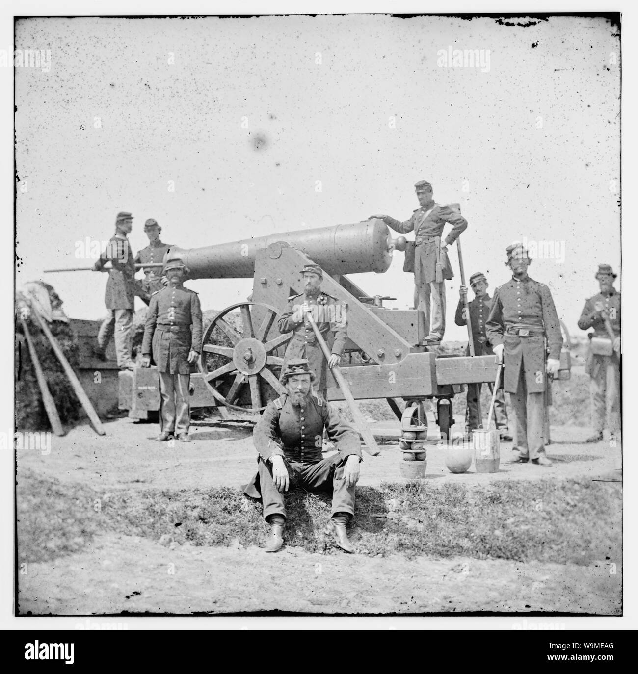 Arlington, Va. Soldiers with 24-pdr. siege gun on wooden barbette ...