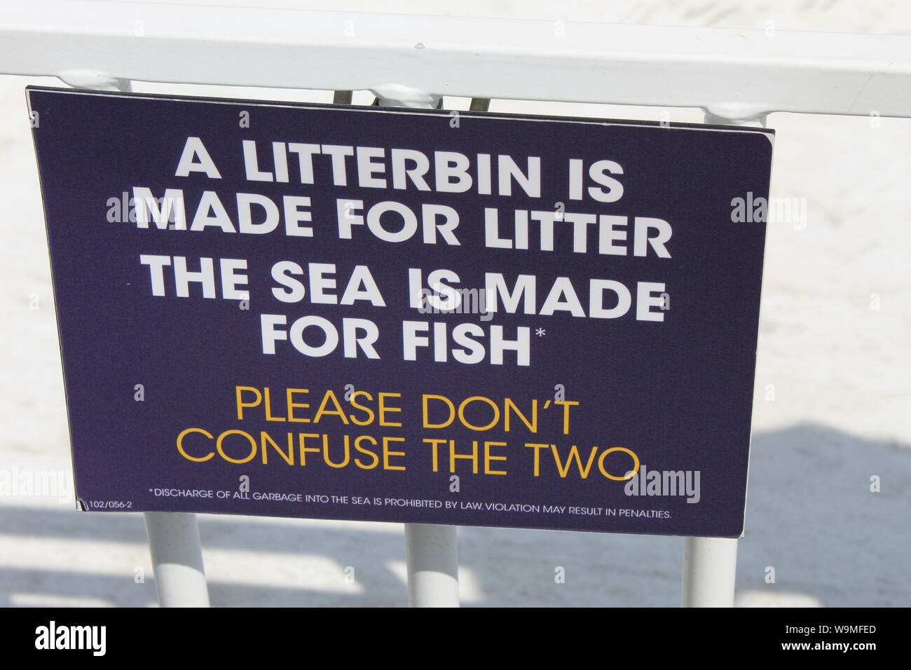 Litter bin sign hi-res stock photography and images - Alamy