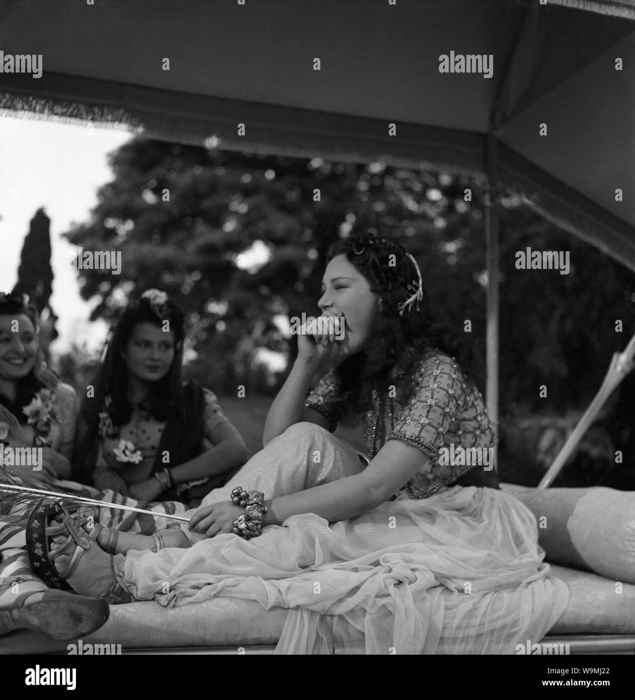 JUNE DUPREZ filming THE THIEF OF BAGDAD 1940 directors Ludwig Berger ...