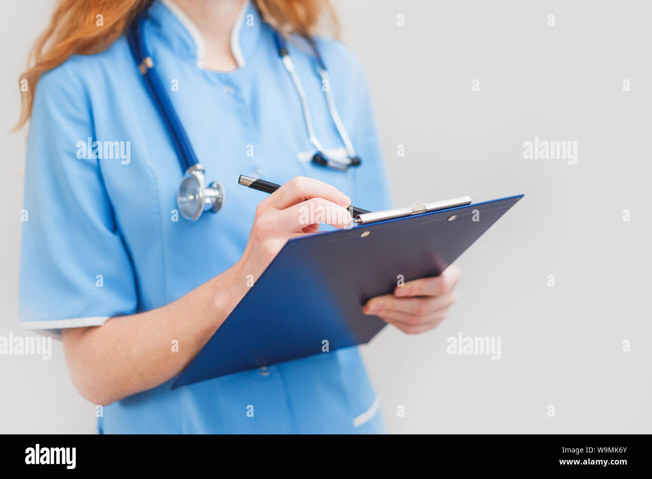 Doctor writing notes on clipboard hi-res stock photography and images ...