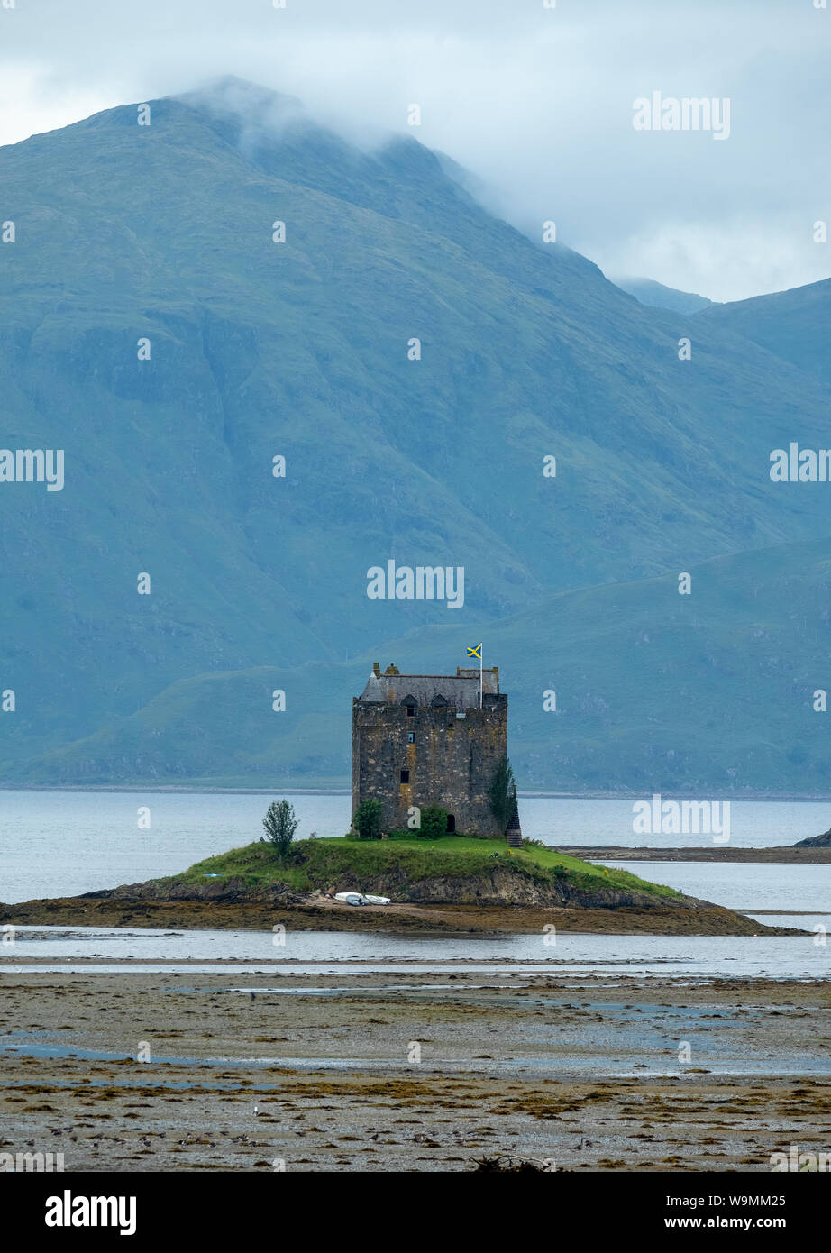 Castle stalker hi-res stock photography and images - Alamy