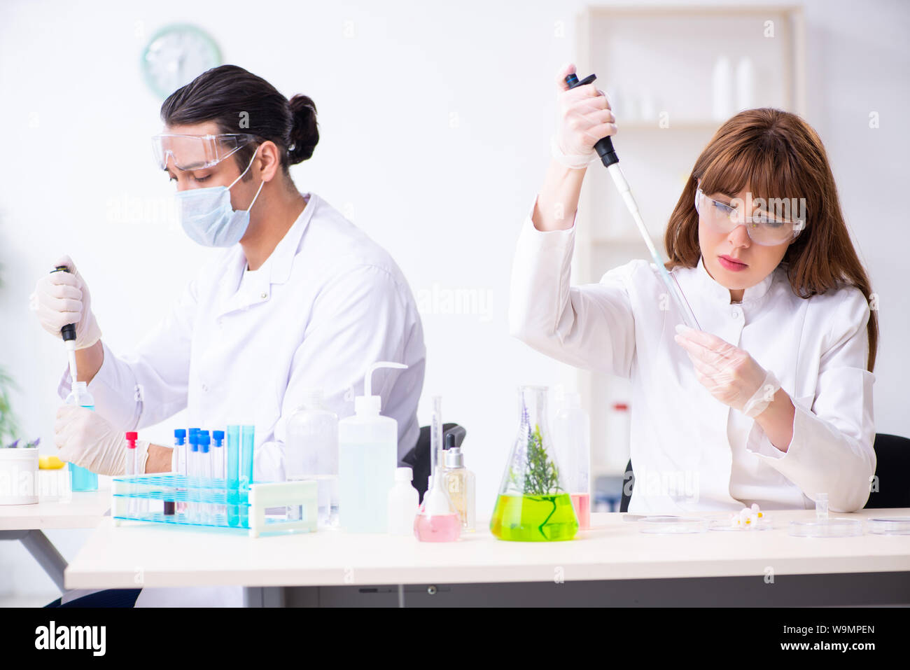 The two chemists working in the lab Stock Photo - Alamy