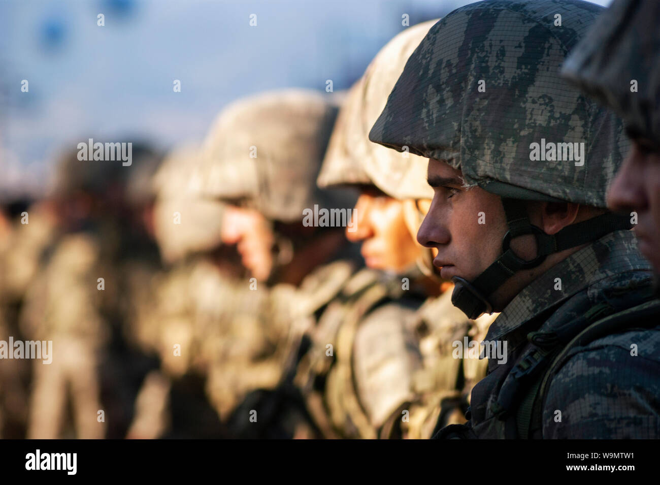 Soldiers waiting in line hi-res stock photography and images - Alamy