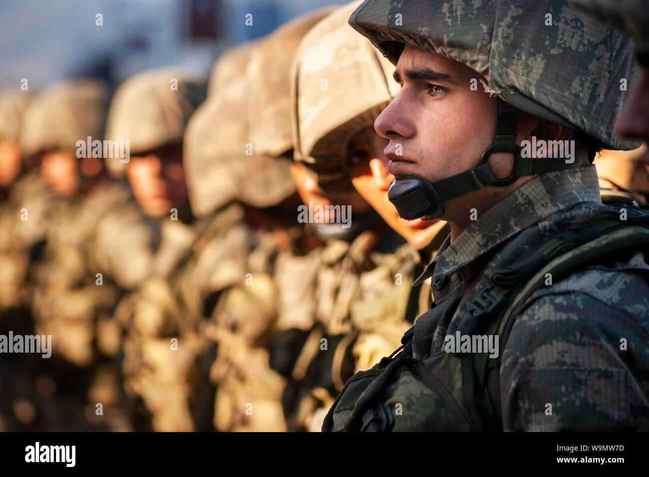 Soldiers waiting in line hi-res stock photography and images - Alamy