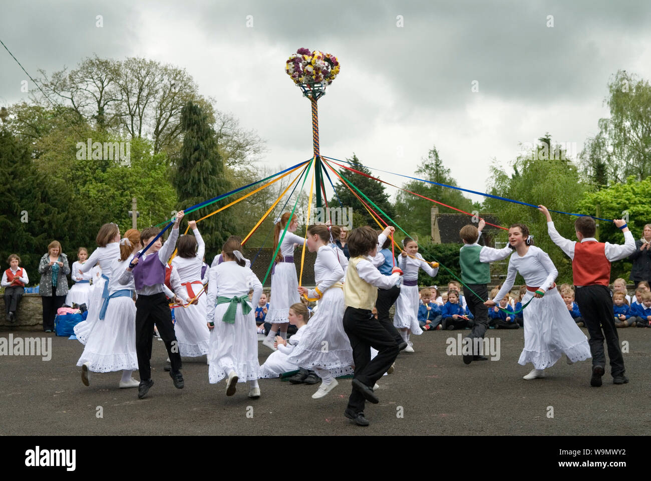 Maypole dancing UK. May Day children dancing around the May Pole. May ...