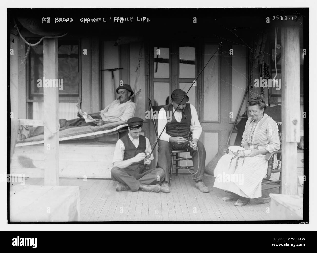 Family life 1900s hi-res stock photography and images - Alamy