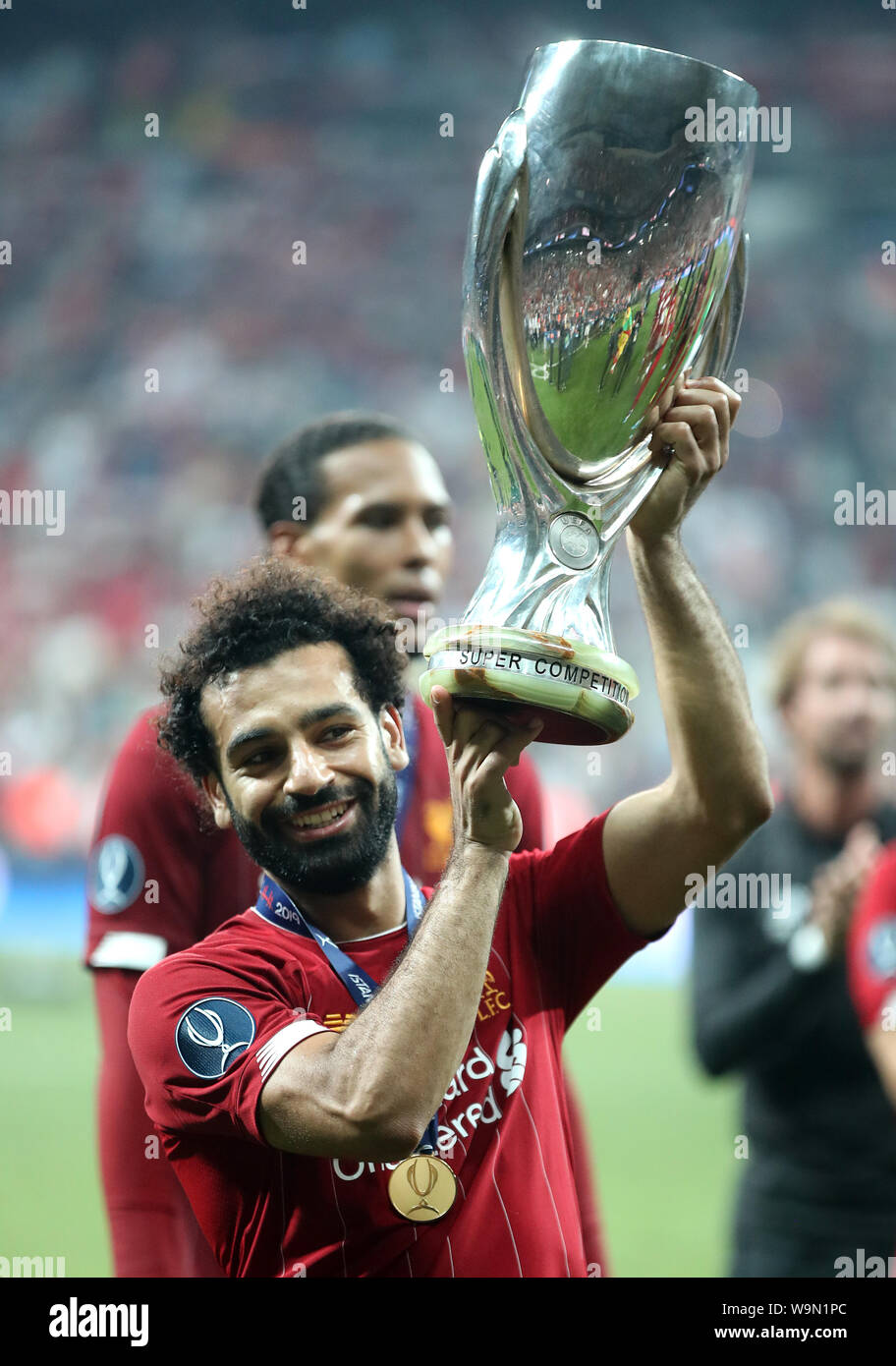 Liverpools mohamed salah lifts trophy hi-res stock photography and ...