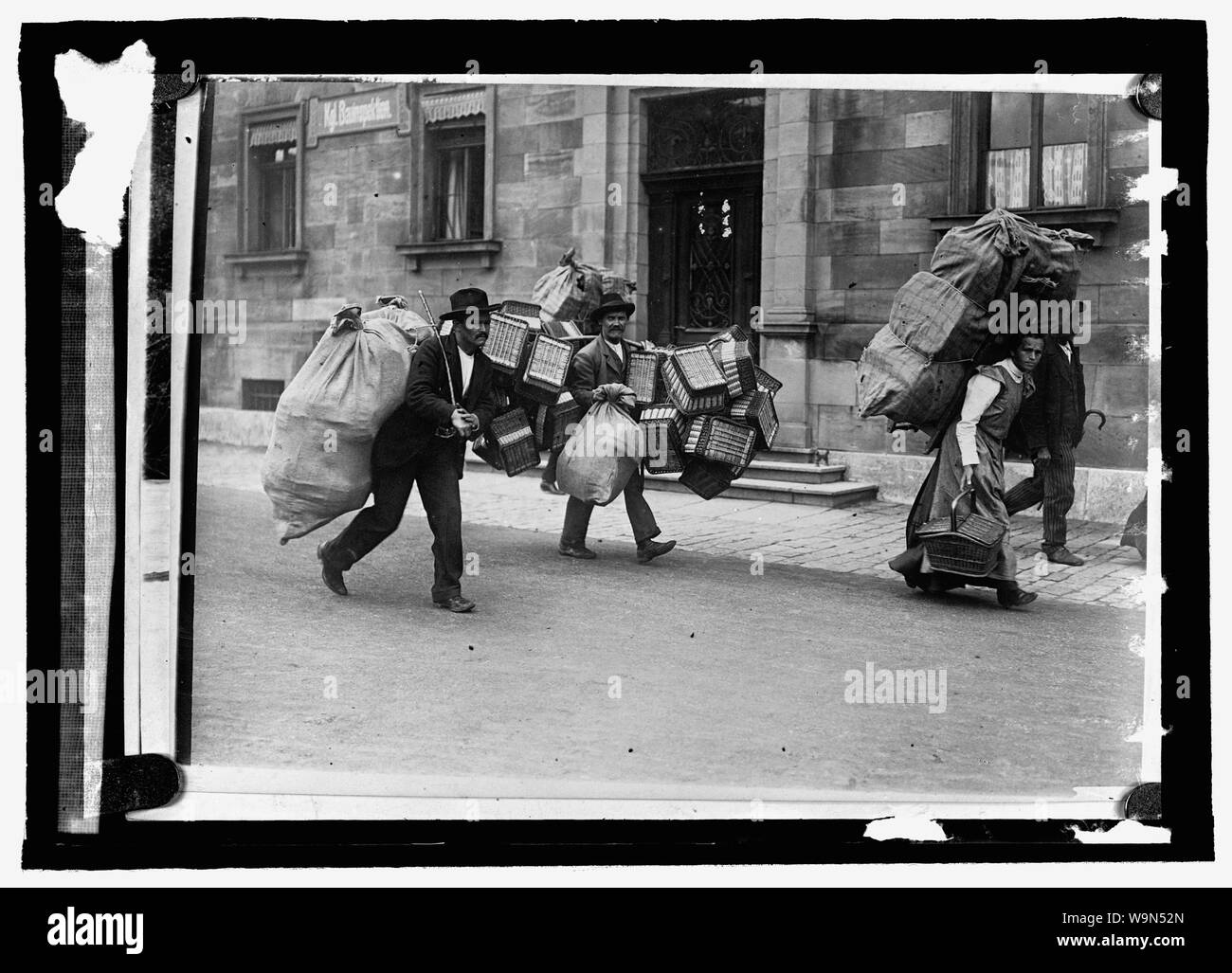 Basket peddlers hi-res stock photography and images - Alamy