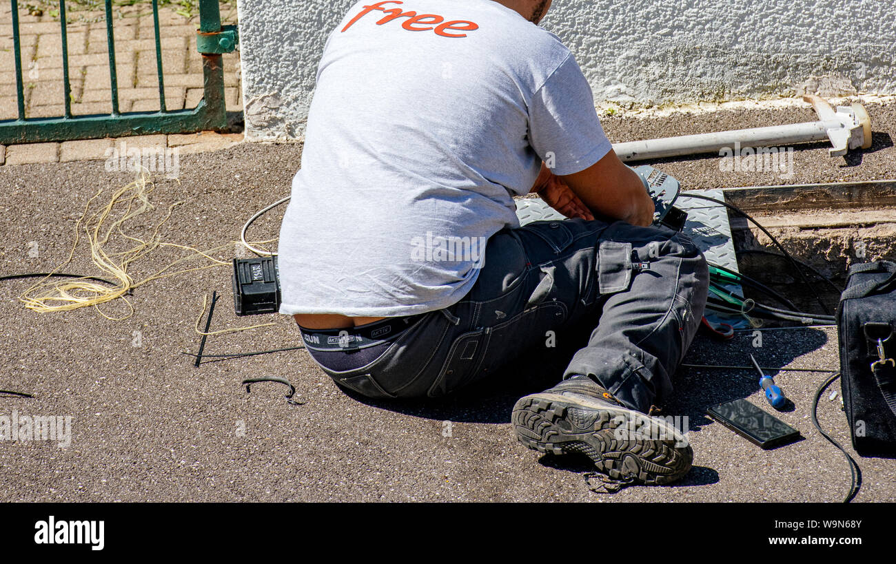 Installing fibre optic cable hi-res stock photography and images - Alamy