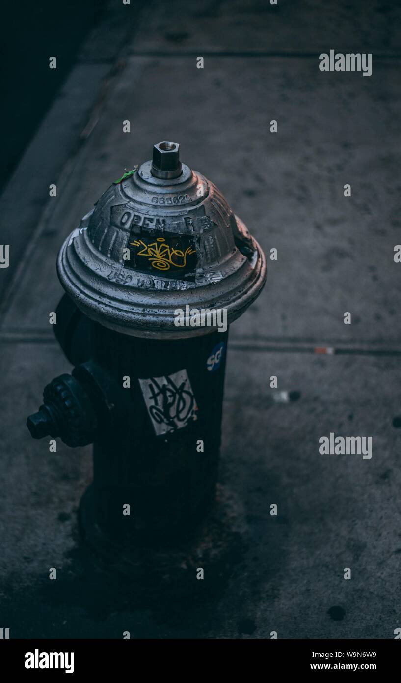 Street water valve cover hi-res stock photography and images - Alamy