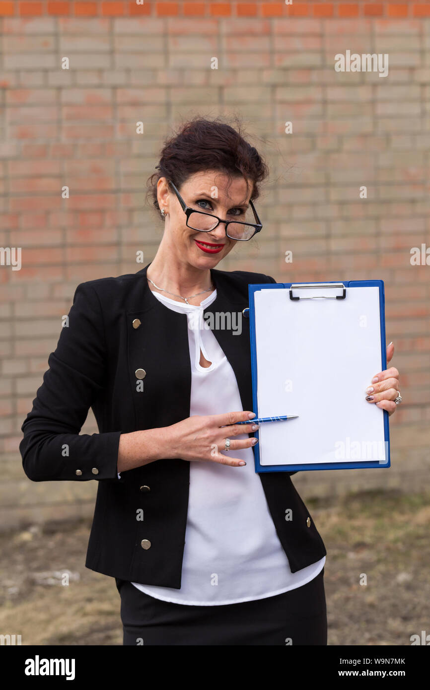 Woman hold holding clip board hi-res stock photography and images - Alamy