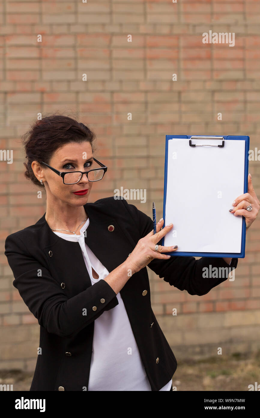 Woman hold holding clip board hi-res stock photography and images - Alamy
