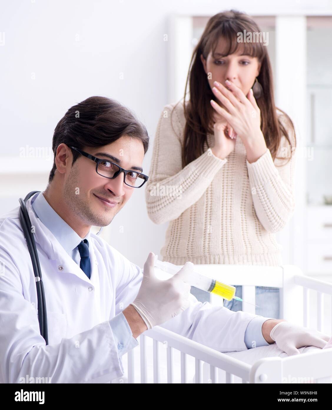 The doctor explaining to young mother Stock Photo - Alamy