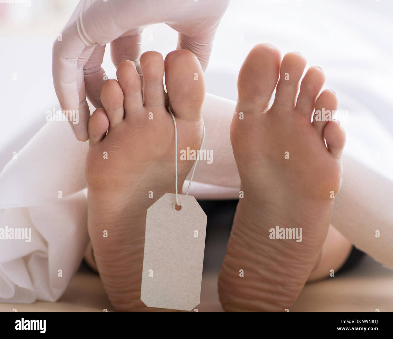 Corpse table sheet hi-res stock photography and images - Alamy